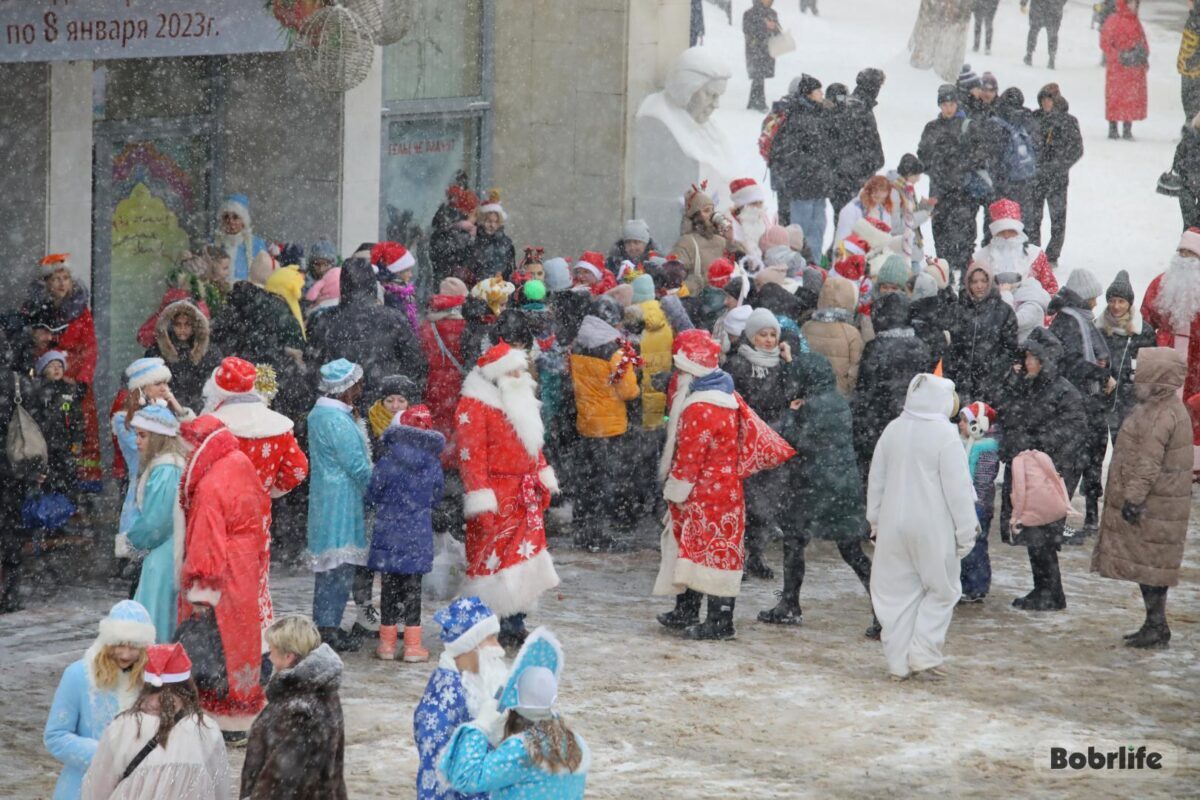 Сказочные новогодние герои уже собрались возле театра — Бобруйский ...