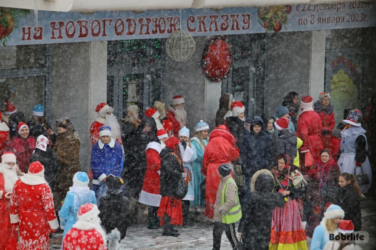 Сказочные новогодние герои уже собрались возле театра — Бобруйский ...